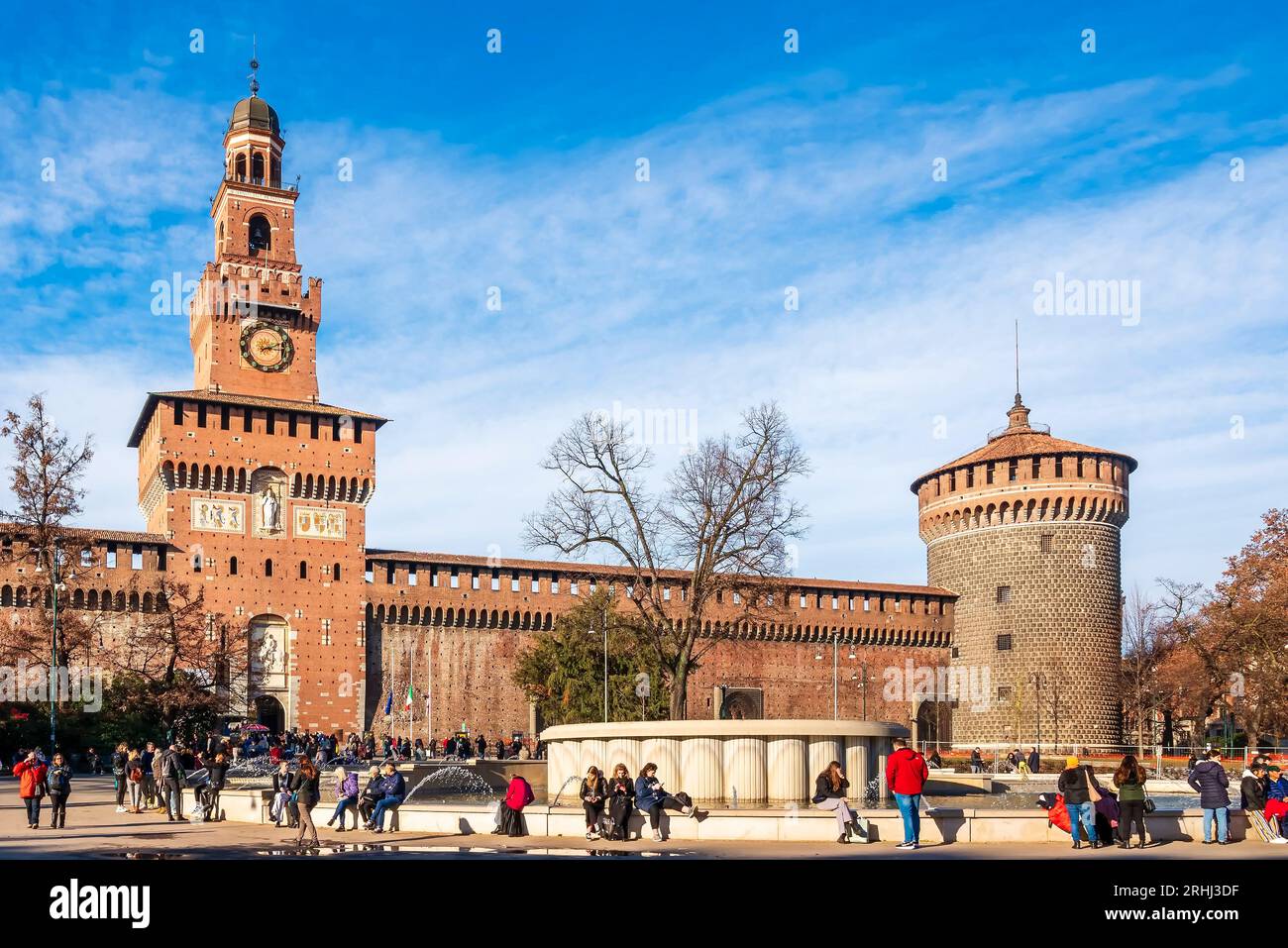 Medieval quadrangular castle hi-res stock photography and images - Alamy