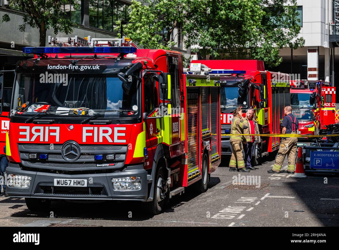 London, UK. 17th Aug, 2023. Several fire crews and their engines attend ...