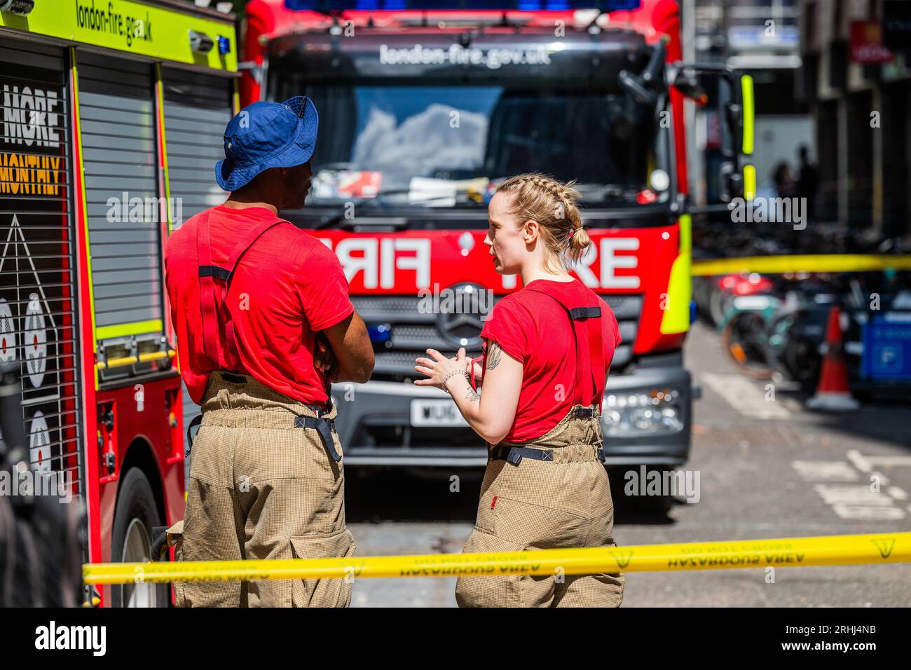 London, UK. 17th Aug, 2023. Several fire crews and their engines attend ...