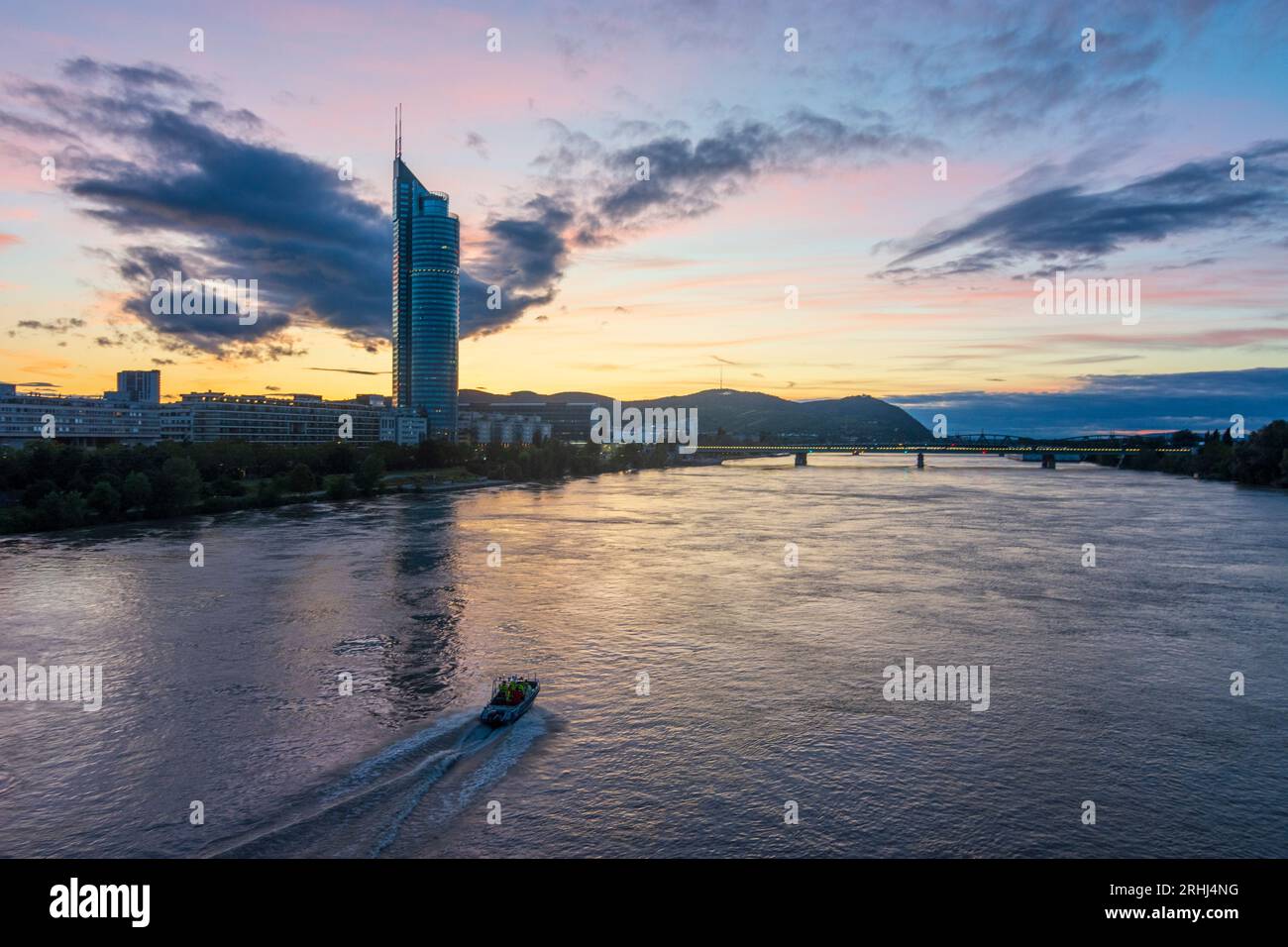 Vienna: river Donau (Danube), Millennium Tower, bridge Nordbahnbrücke ...