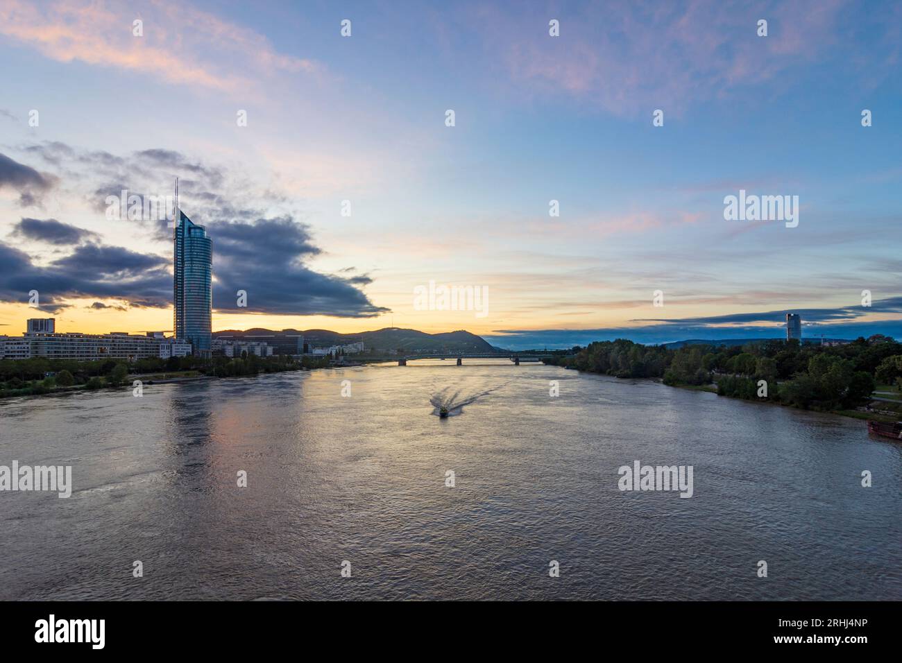 Vienna: river Donau (Danube), Millennium Tower, bridge Nordbahnbrücke ...