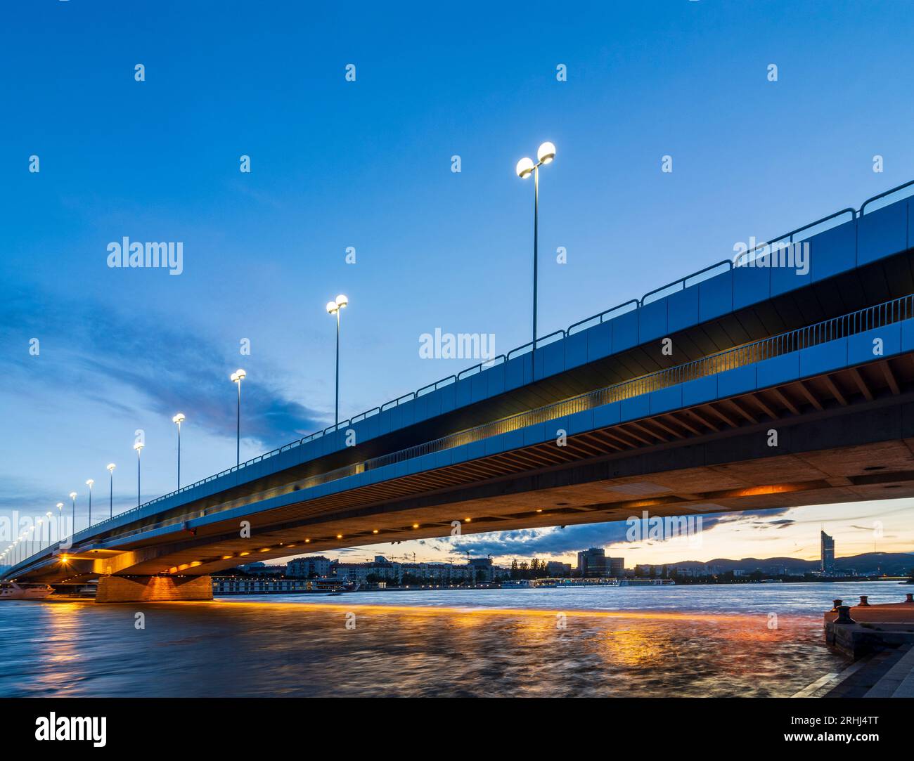 Vienna: river Donau (Danube), bridge Reichsbrücke, cruise ships ...