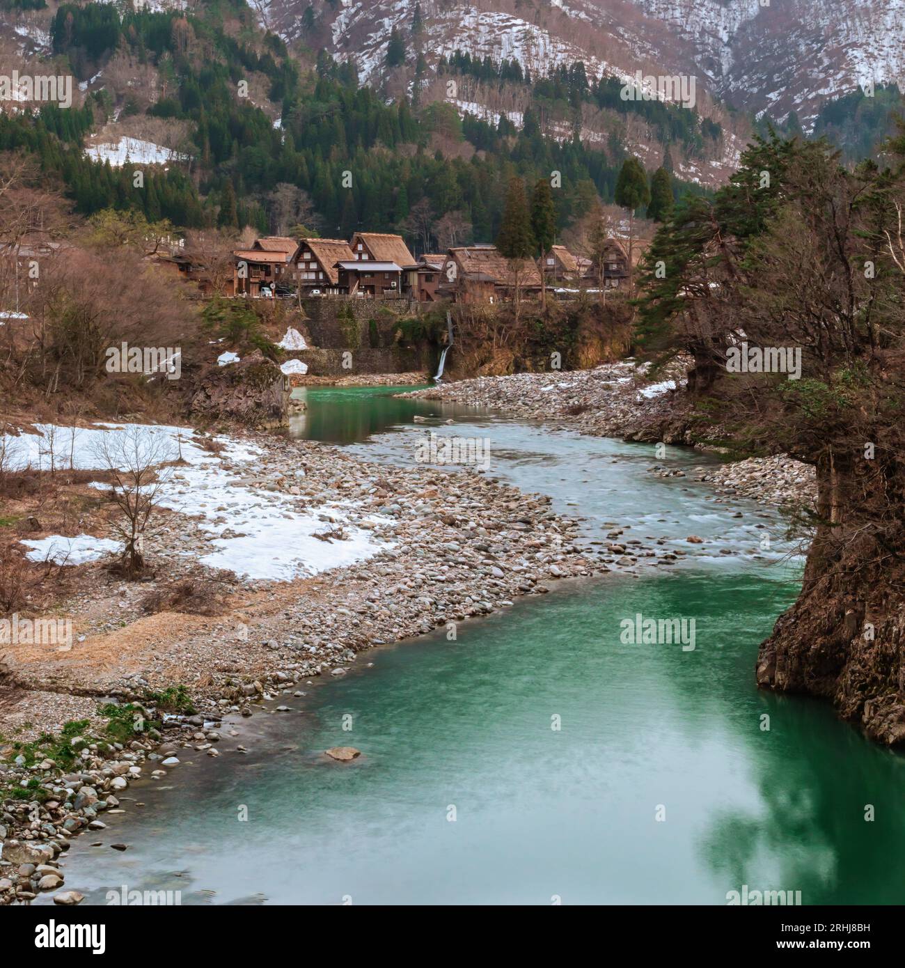 The gassho-zukuri farmhouses of Shirakawa-go and the Sho river, Gifu ...