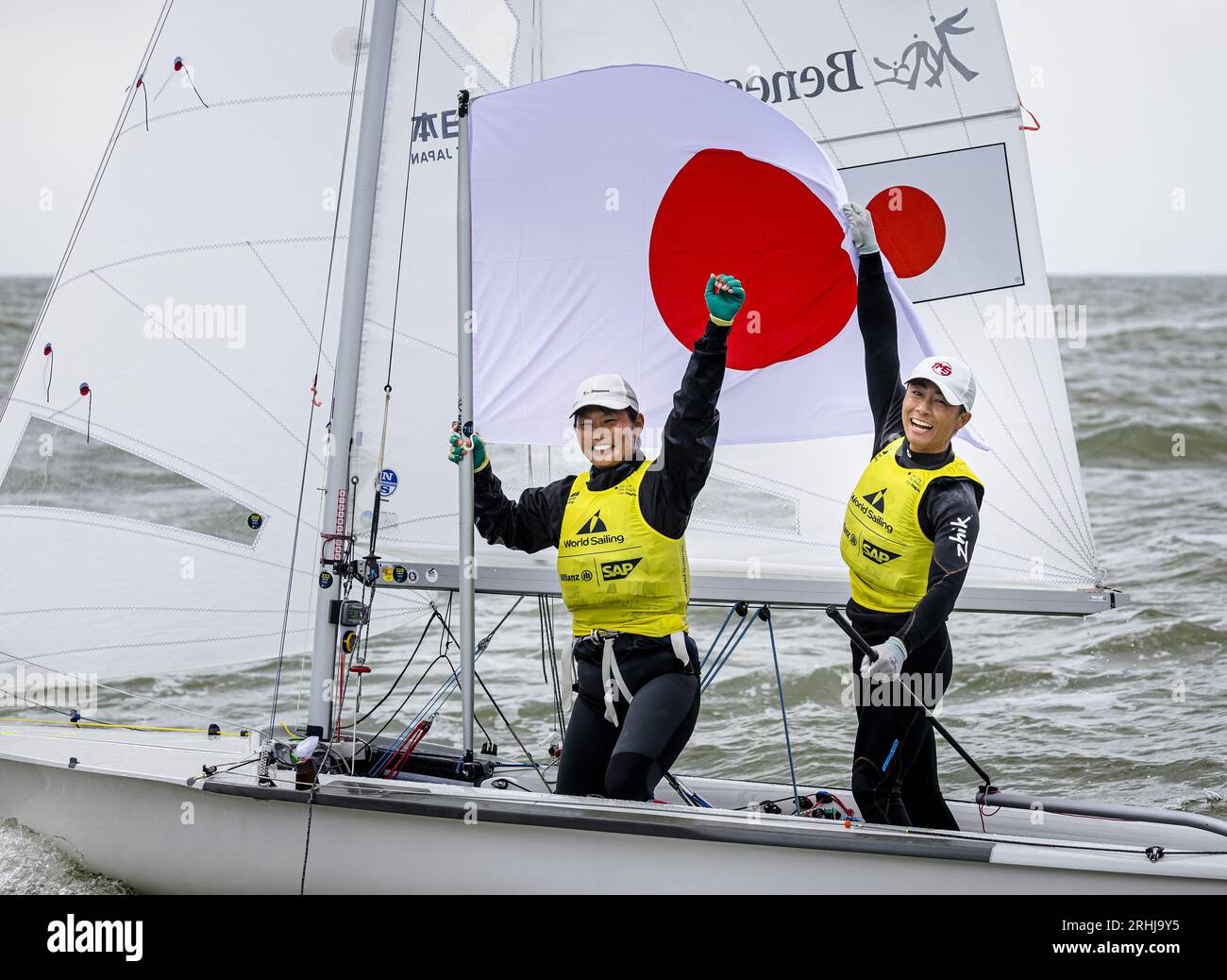 SCHEVENINGEN - Japan's Keiju Okada and Miho Yoshioka celebrate winning ...