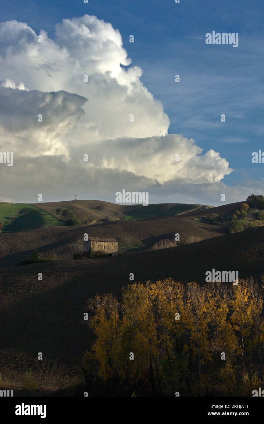 rudere di campagna sotto un cielo autunnale Stock Photo - Alamy
