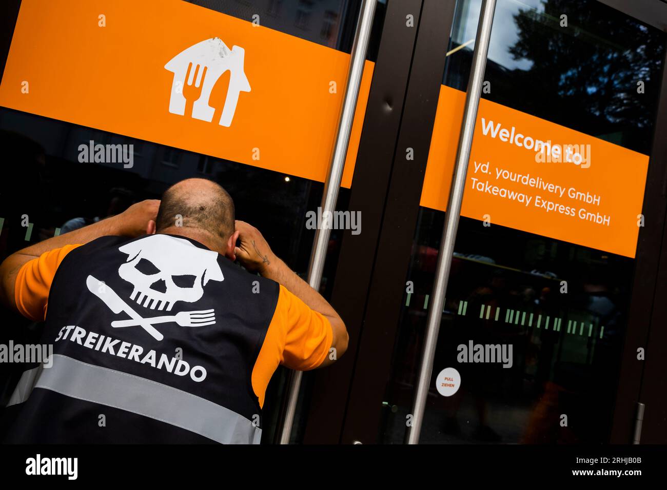 Berlin, Germany. 17th Aug, 2023. A participant looks through a glass ...