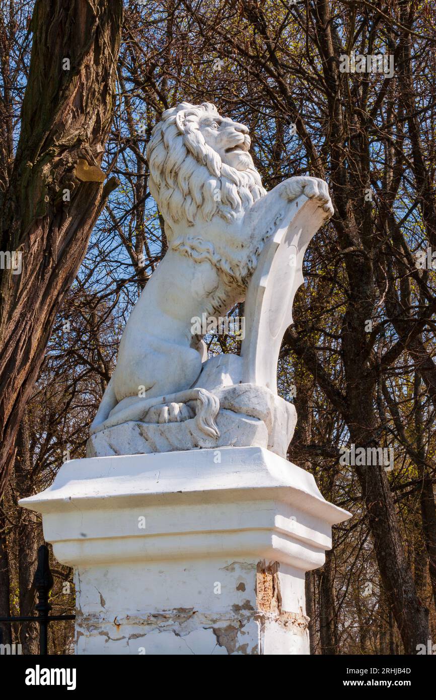Statue holding crown hi-res stock photography and images - Alamy