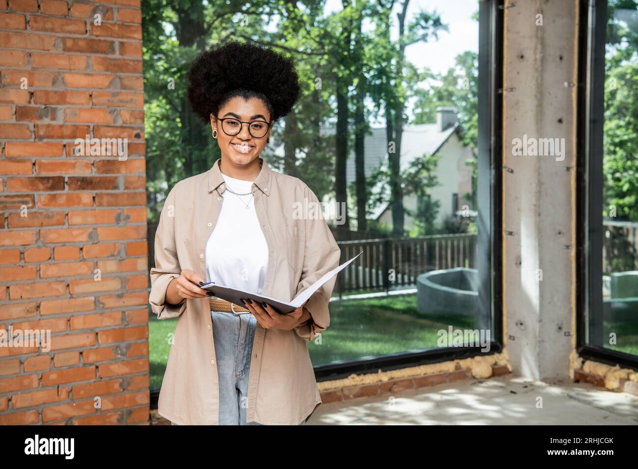 Looking in to house windows hi-res stock photography and images - Alamy
