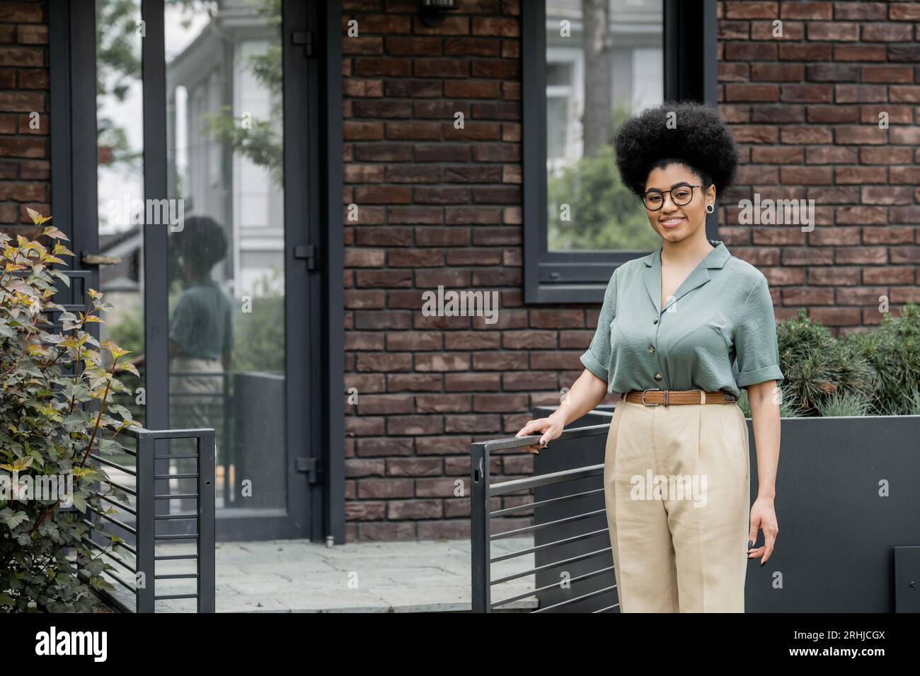 African american real estate agent hi-res stock photography and images ...