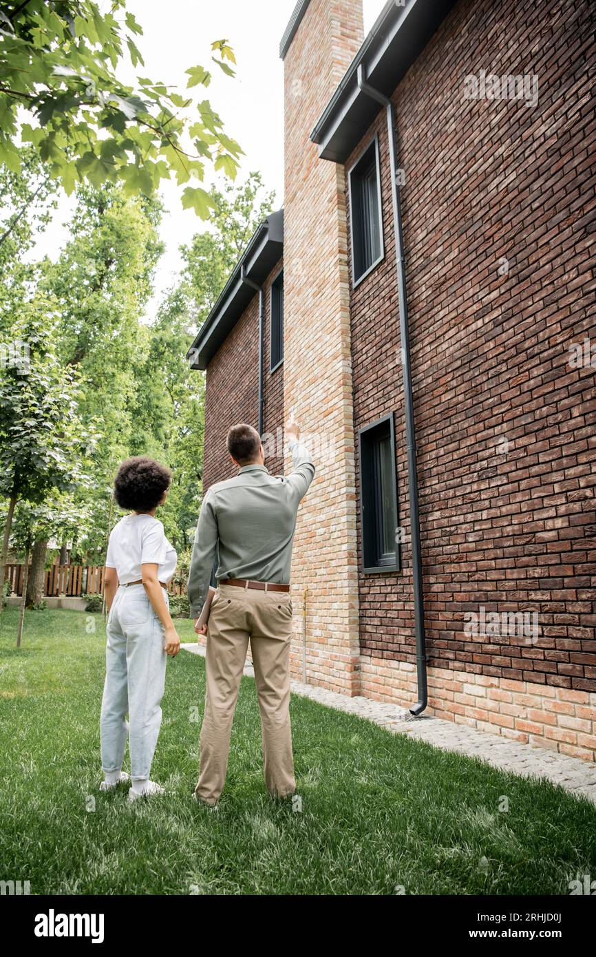 Businessman pointing modern building hi-res stock photography and ...