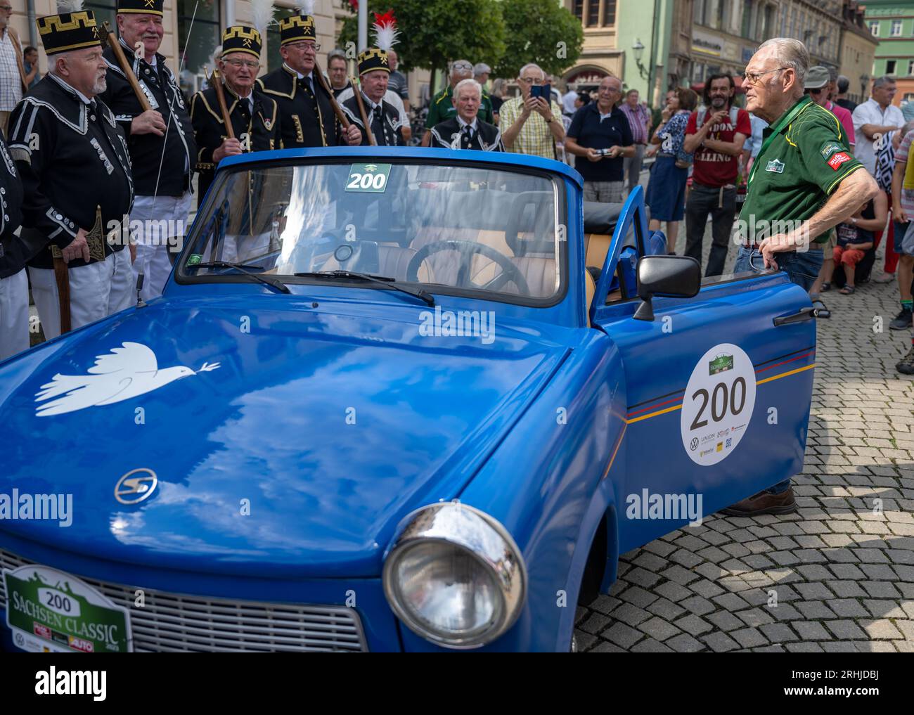 17 August 2023, Saxony, Zwickau: GDR cycling legend Täve Schur (r ...