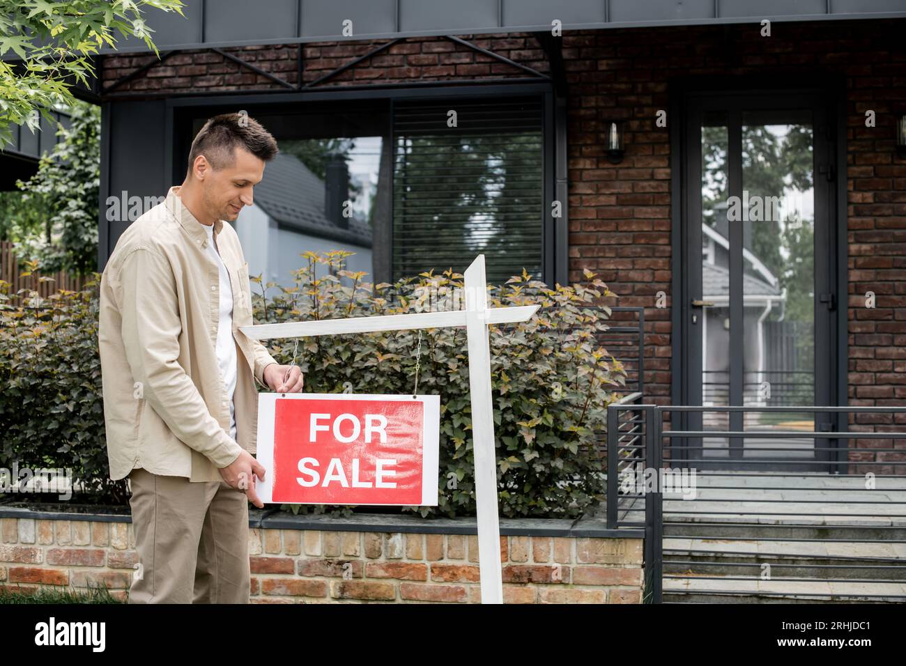 Hanging signboard hi-res stock photography and images - Alamy