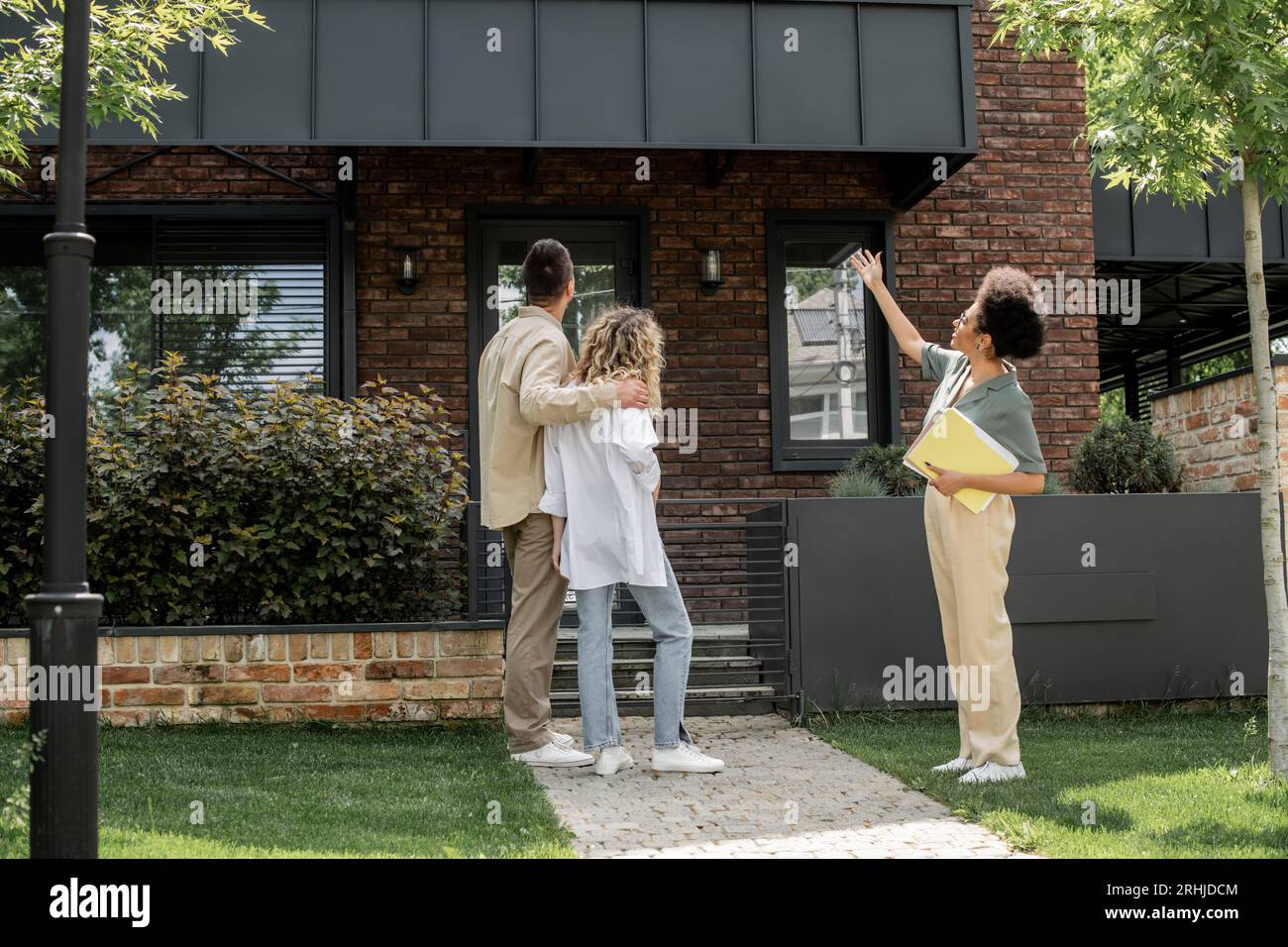 African woman next building hi-res stock photography and images - Alamy