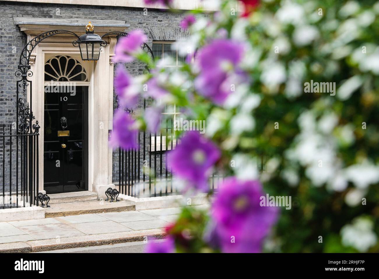 10 Downing Street, iconic exterior facade of the Prime Minister's ...