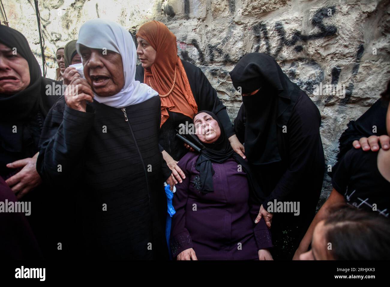 Jenin, Palestine. 17th Aug, 2023. Relatives mourn during the funeral of ...