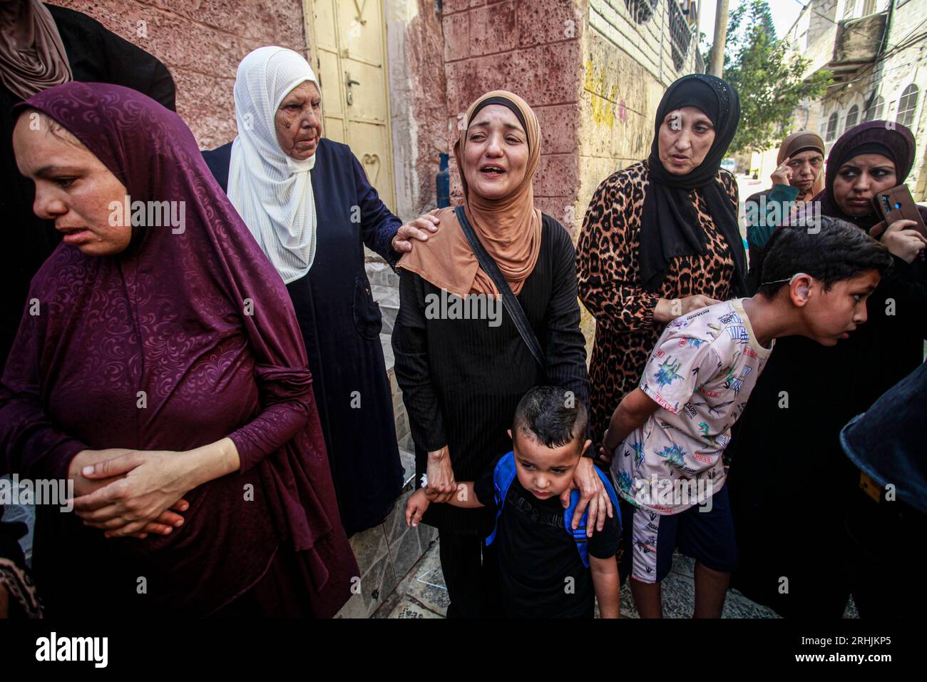 Jenin, Palestine. 17th Aug, 2023. Relatives mourn during the funeral of ...