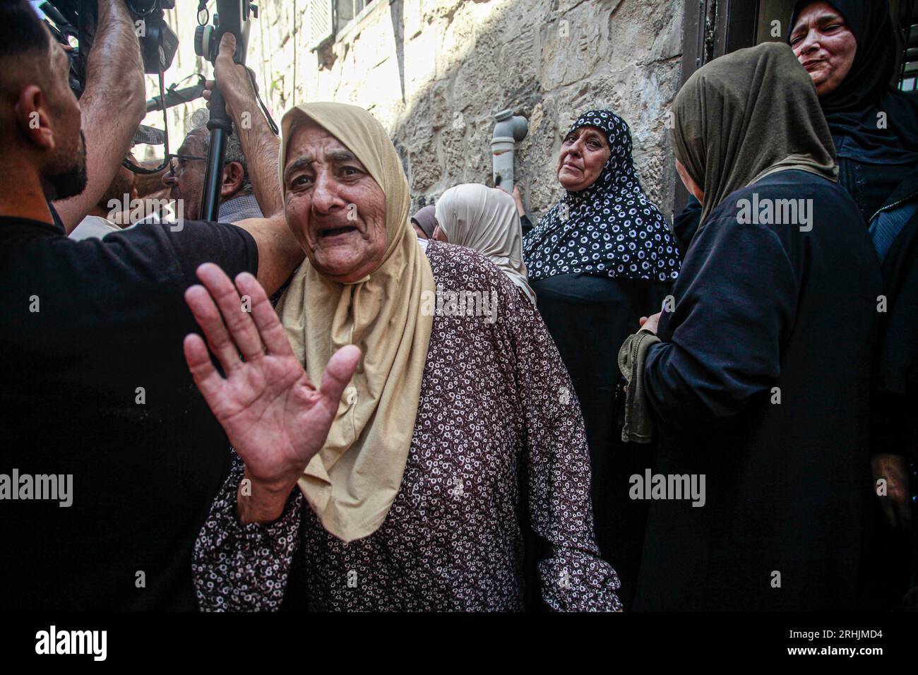 Relatives mourn during the funeral of Palestinian Mustafa al-Kastouni ...