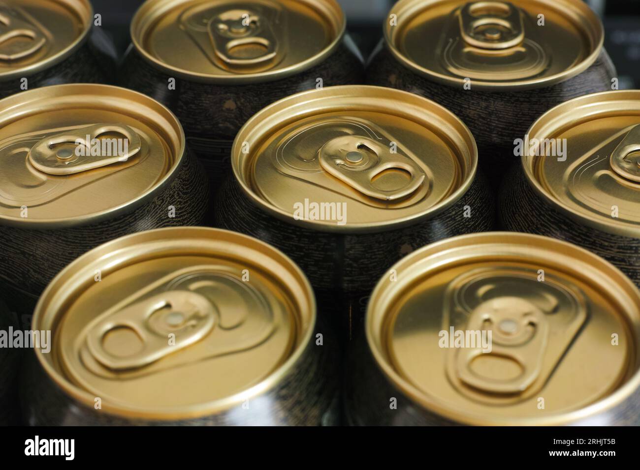 Unopened beer cans hi-res stock photography and images - Alamy