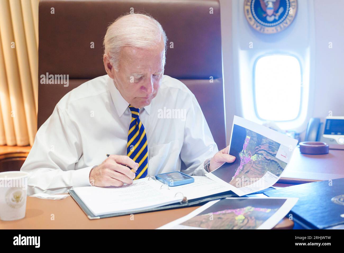 Biden with documents hi-res stock photography and images - Alamy