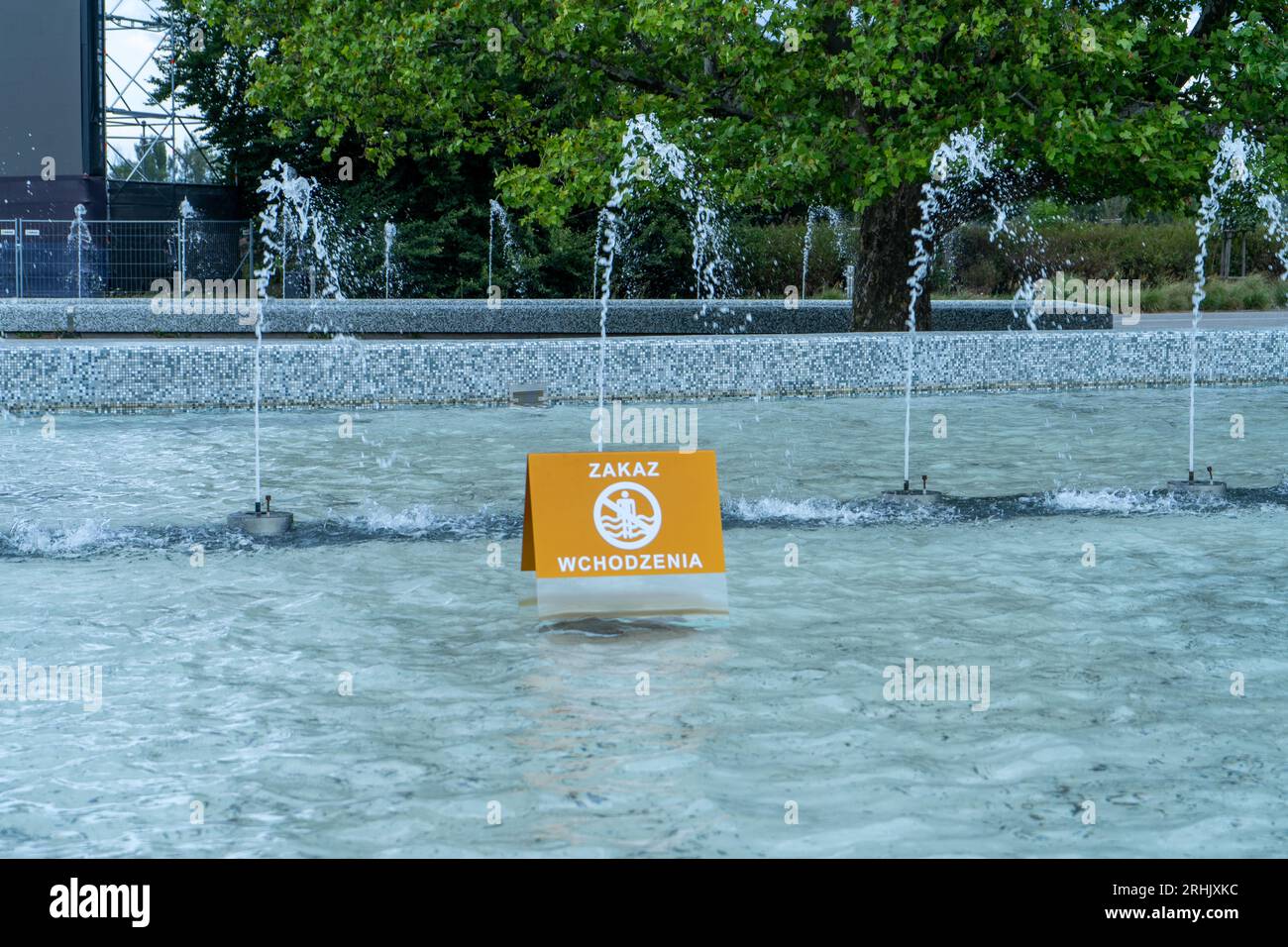 Swimming in the fountain is prohibited. Plate sign pointer in the water ...