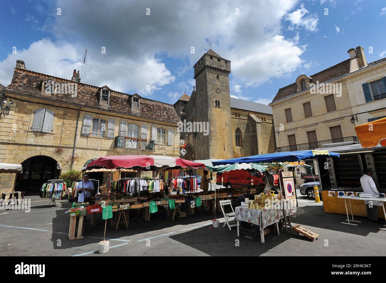 Market day at Beaumont du Perigord Dordogne France Stock Photo - Alamy