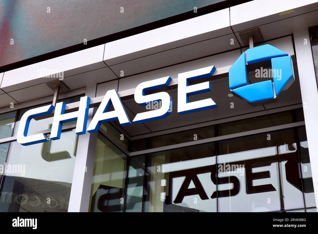 Chase bank branch sign logo hi-res stock photography and images - Alamy