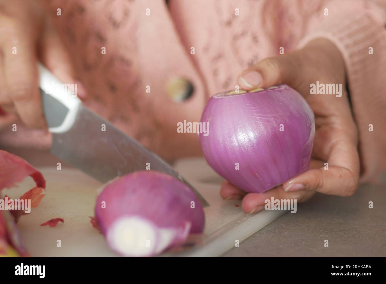 women hand cutting red onion Stock Photo - Alamy