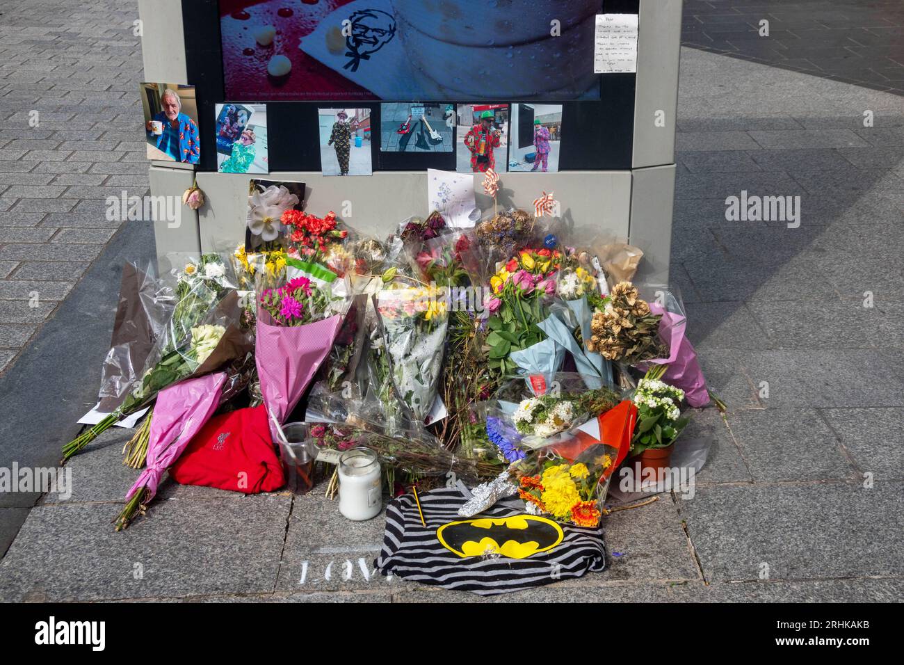 Pete the Busker memorial on Church Street in. Liverpool Stock Photo - Alamy