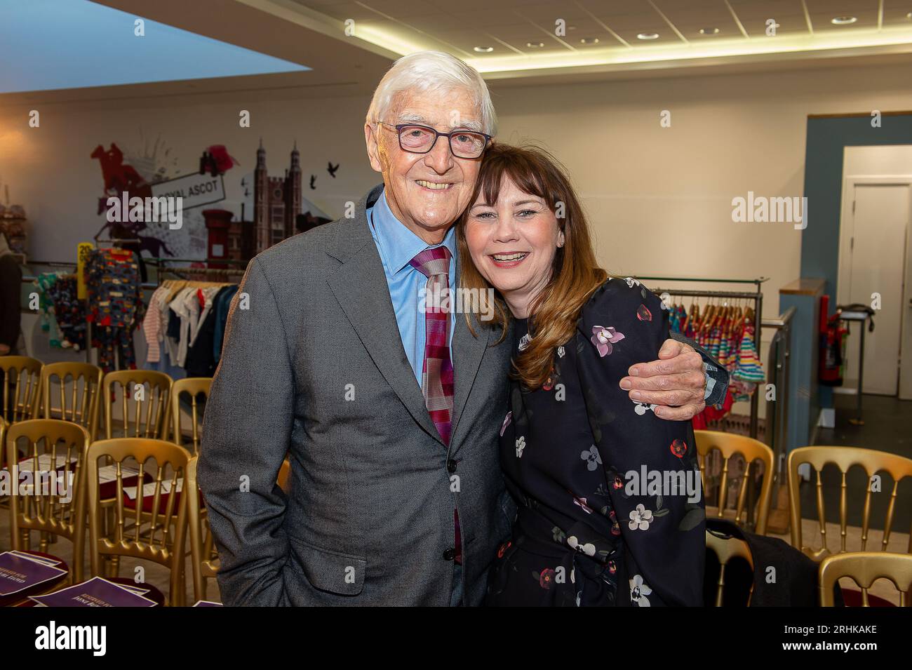 Male interview store hi-res stock photography and images - Alamy