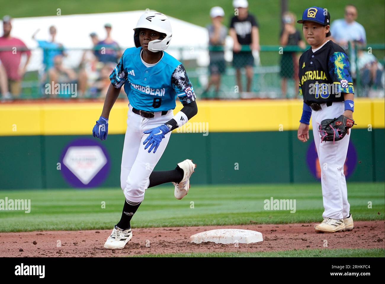 Curacao's Alexander Provacia Roach (8) rounds second base as Australia ...