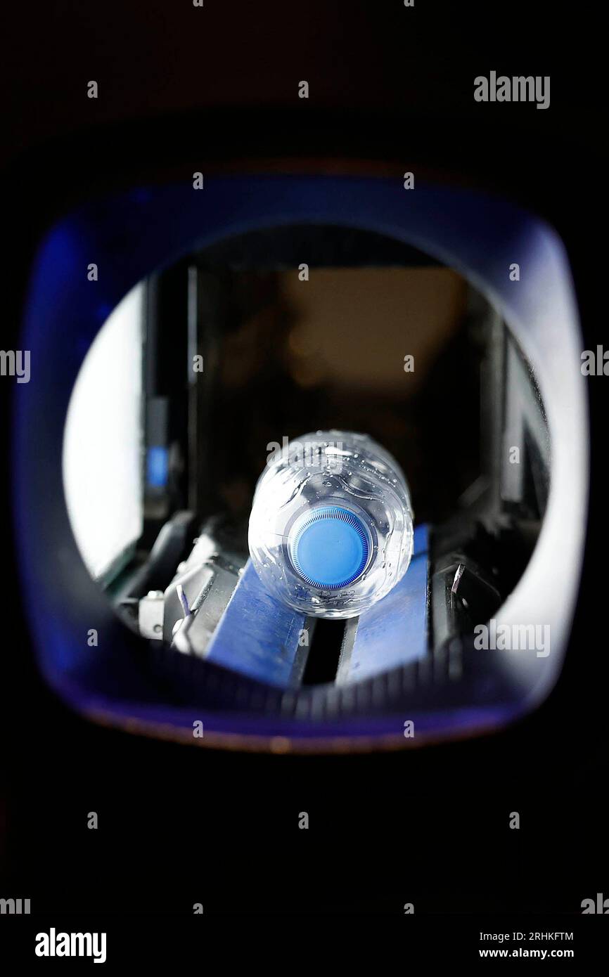 Leergutautomaten hi-res stock photography and images - Alamy