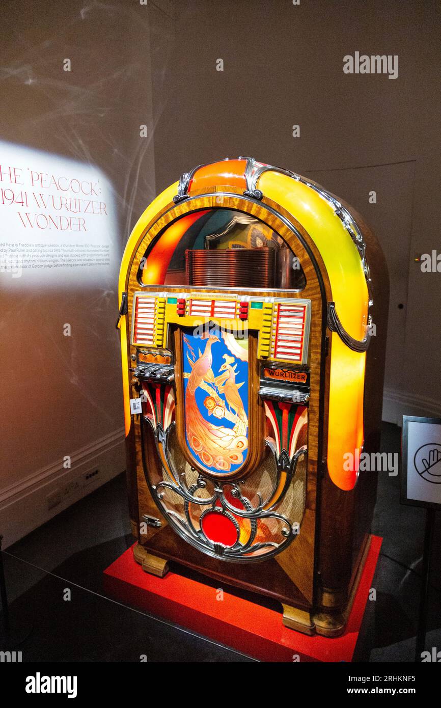 Wurlitzer jukebox 1940s hi-res stock photography and images - Alamy