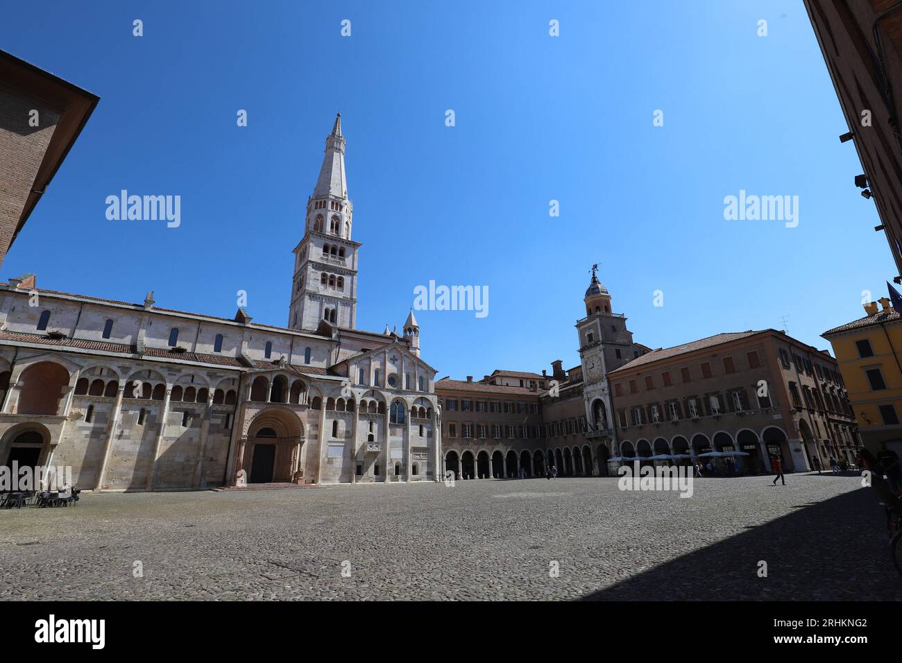 Modena, Emilia Romagna, Italy, Ghirlandina tower and Unesco cathedral ...
