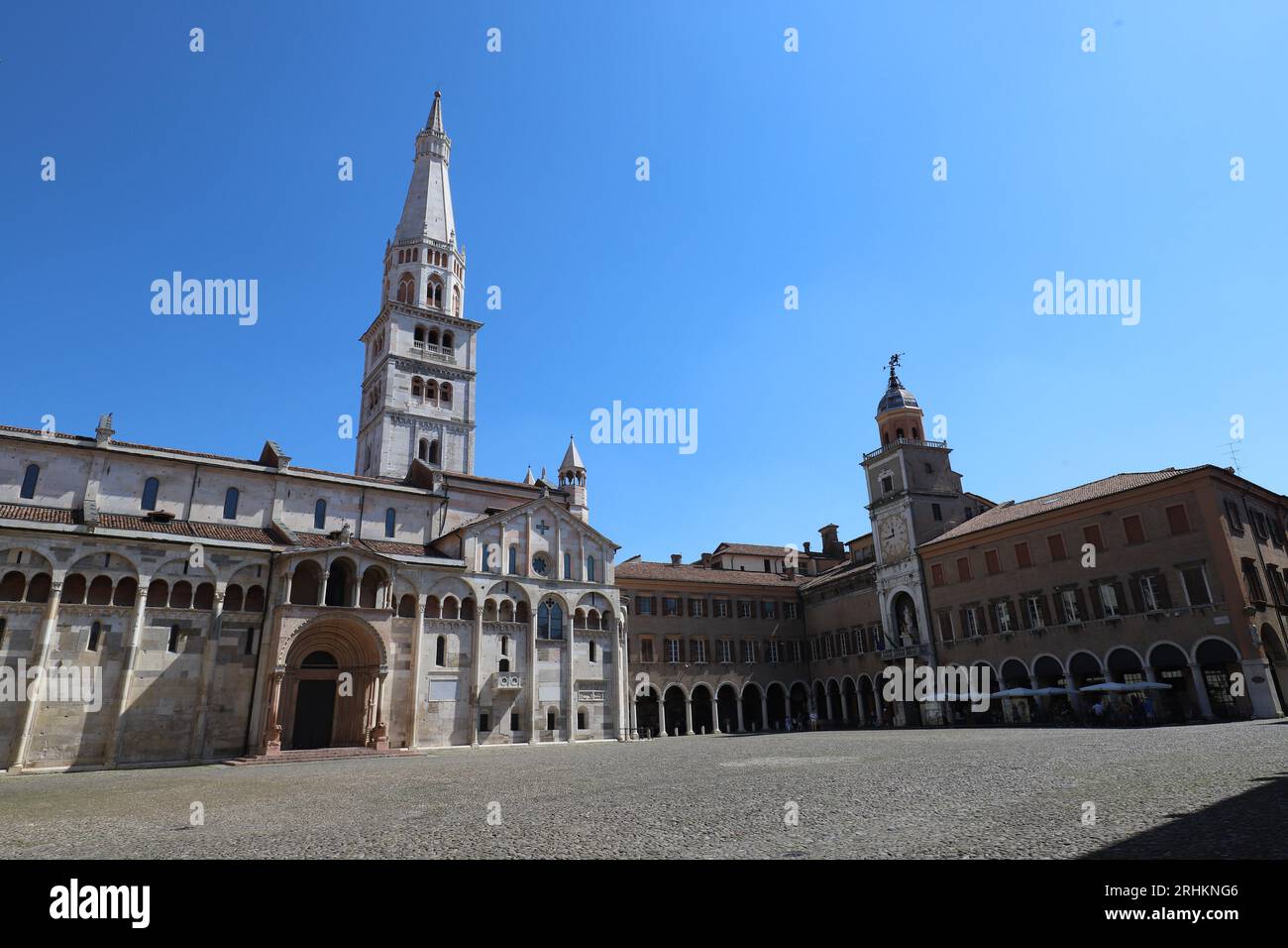 Modena, Emilia Romagna, Italy, Ghirlandina tower and Unesco cathedral ...