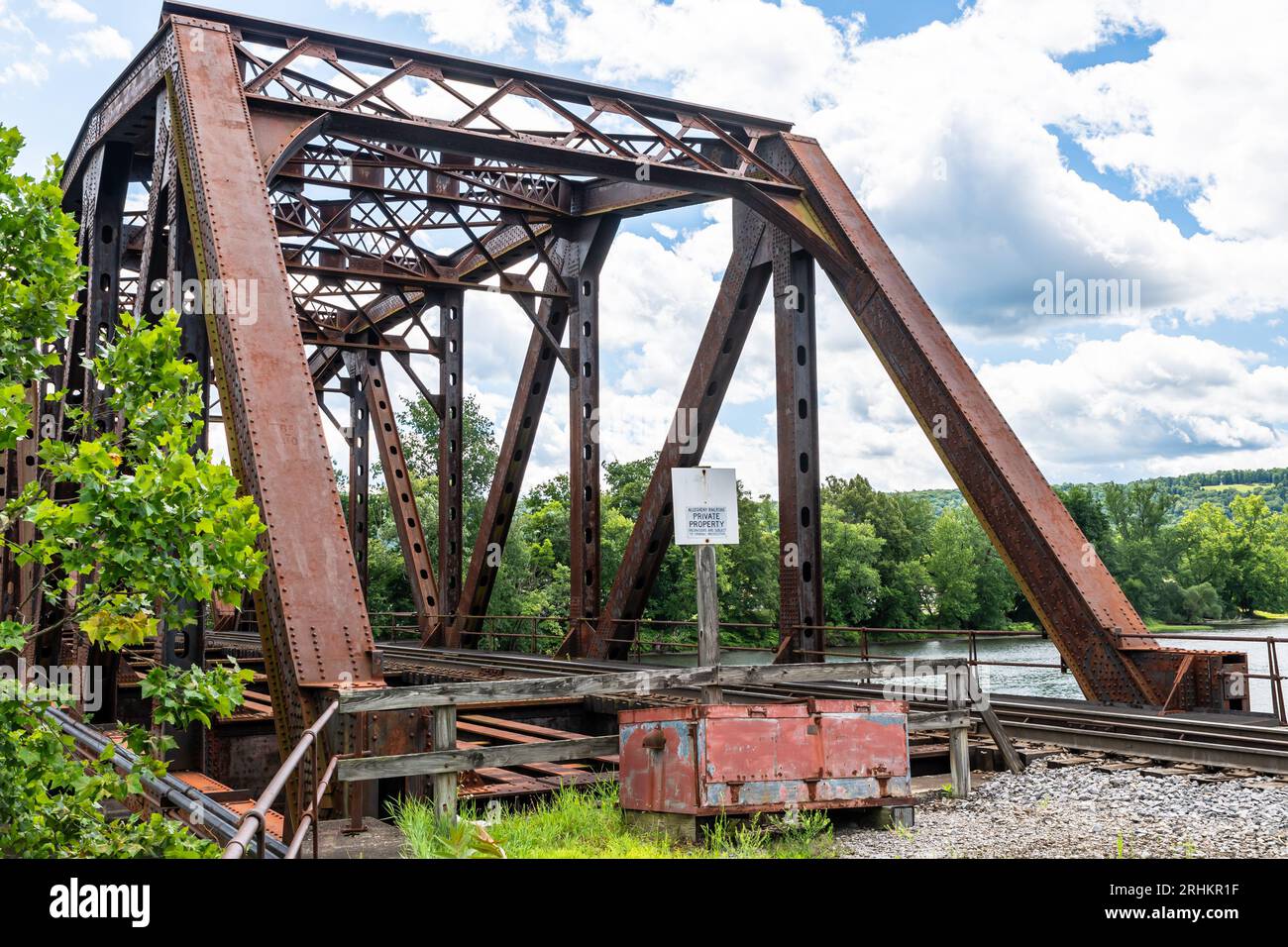 Old train bridge sky hi-res stock photography and images - Alamy