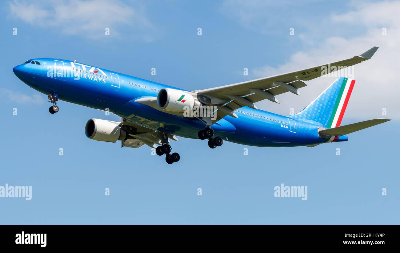 Airbus a330 300 plane hi-res stock photography and images - Alamy