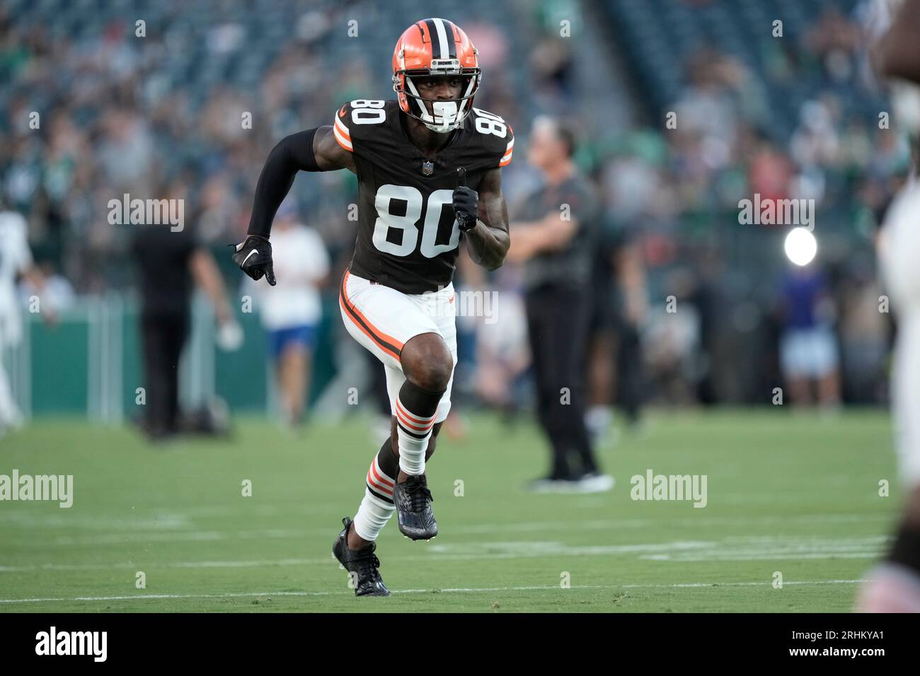 Cleveland Browns wide receiver Austin Watkins Jr. (80) warms up before ...