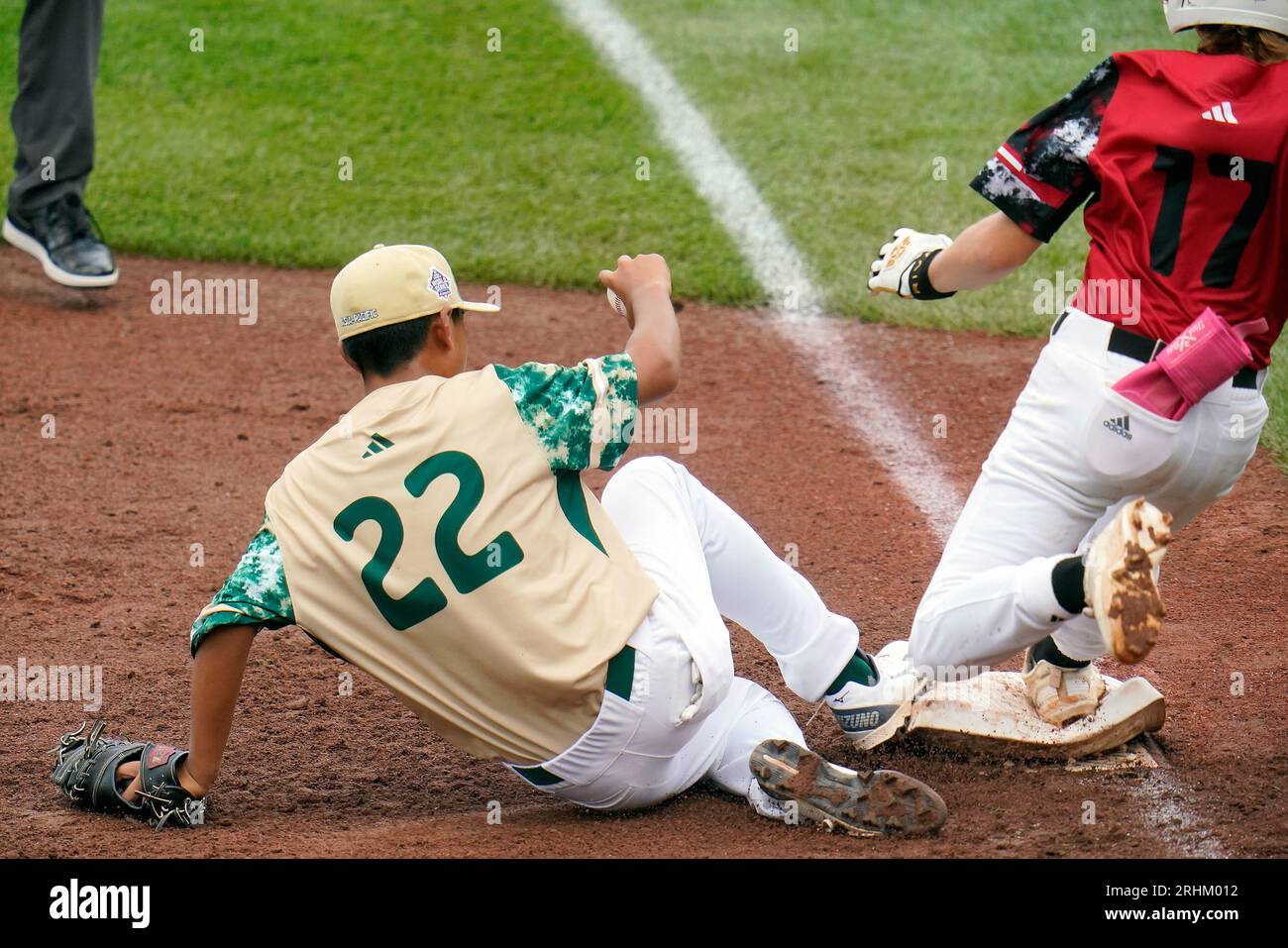 Taiwan first baseman Wu Yun-Hsi (22) slides into first for the out on ...