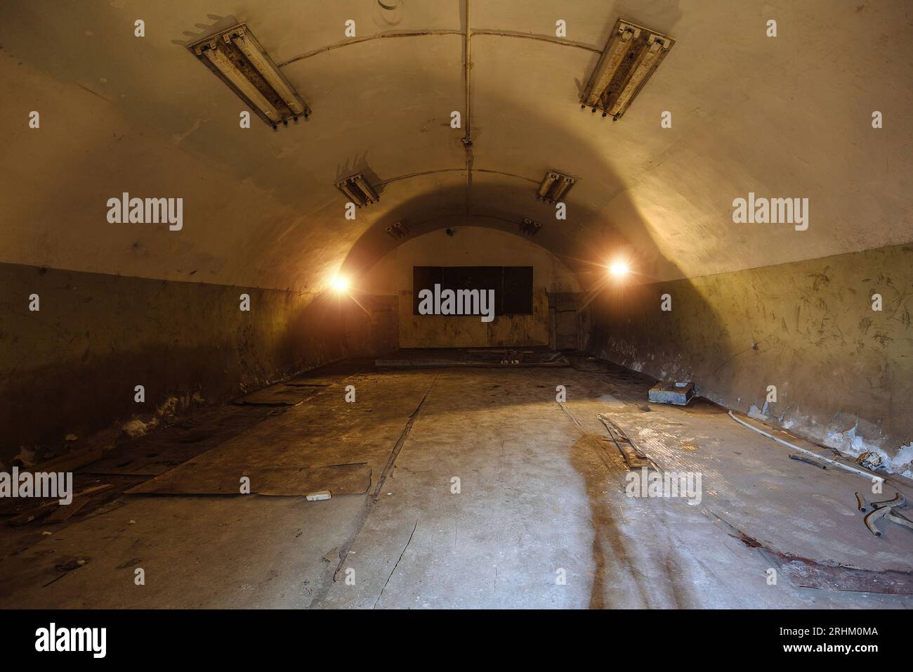 Empty abandoned underground hall in bunker Stock Photo - Alamy