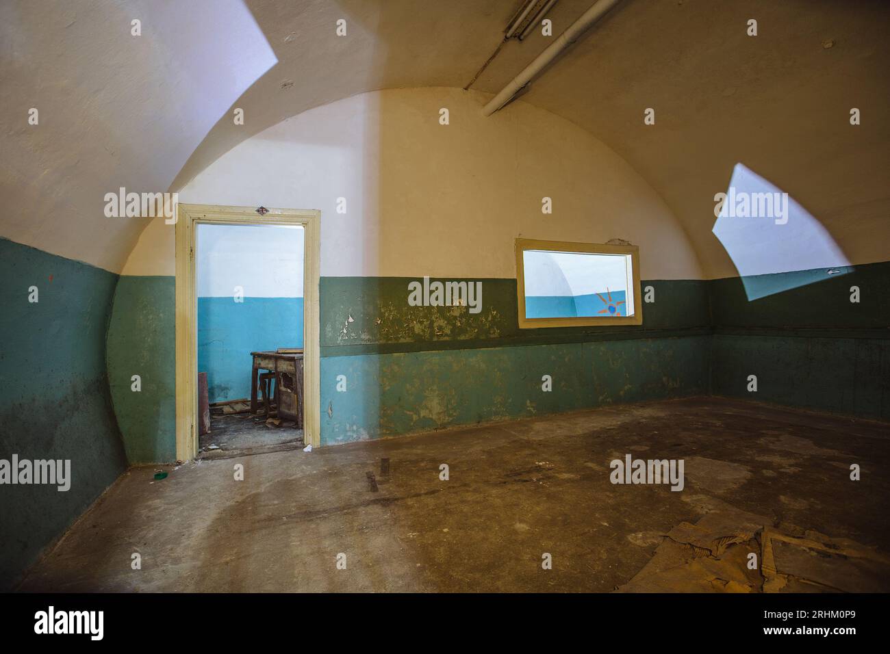 Empty abandoned underground hall in bunker Stock Photo - Alamy