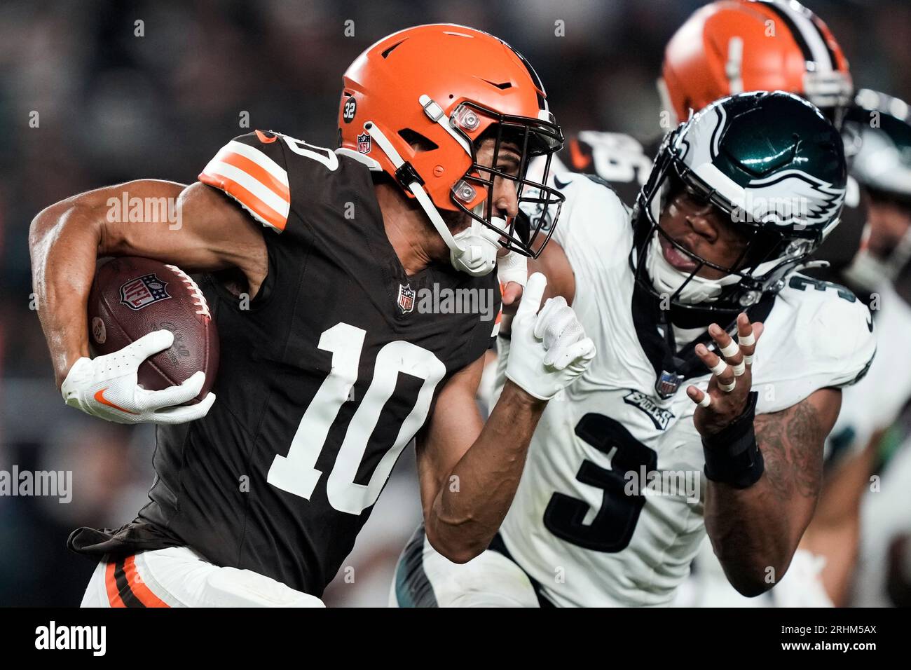 Cleveland Browns wide receiver Anthony Schwartz (10) runs with the ball ...