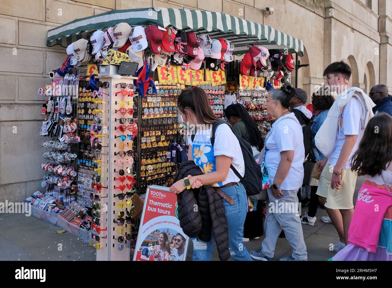 London souvenir stand hi-res stock photography and images - Alamy