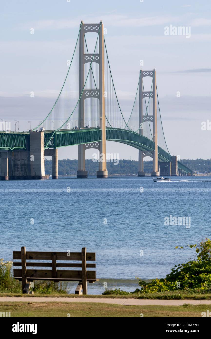 Empty bench with the Mackinaw Bridge in the distance Stock Photo - Alamy
