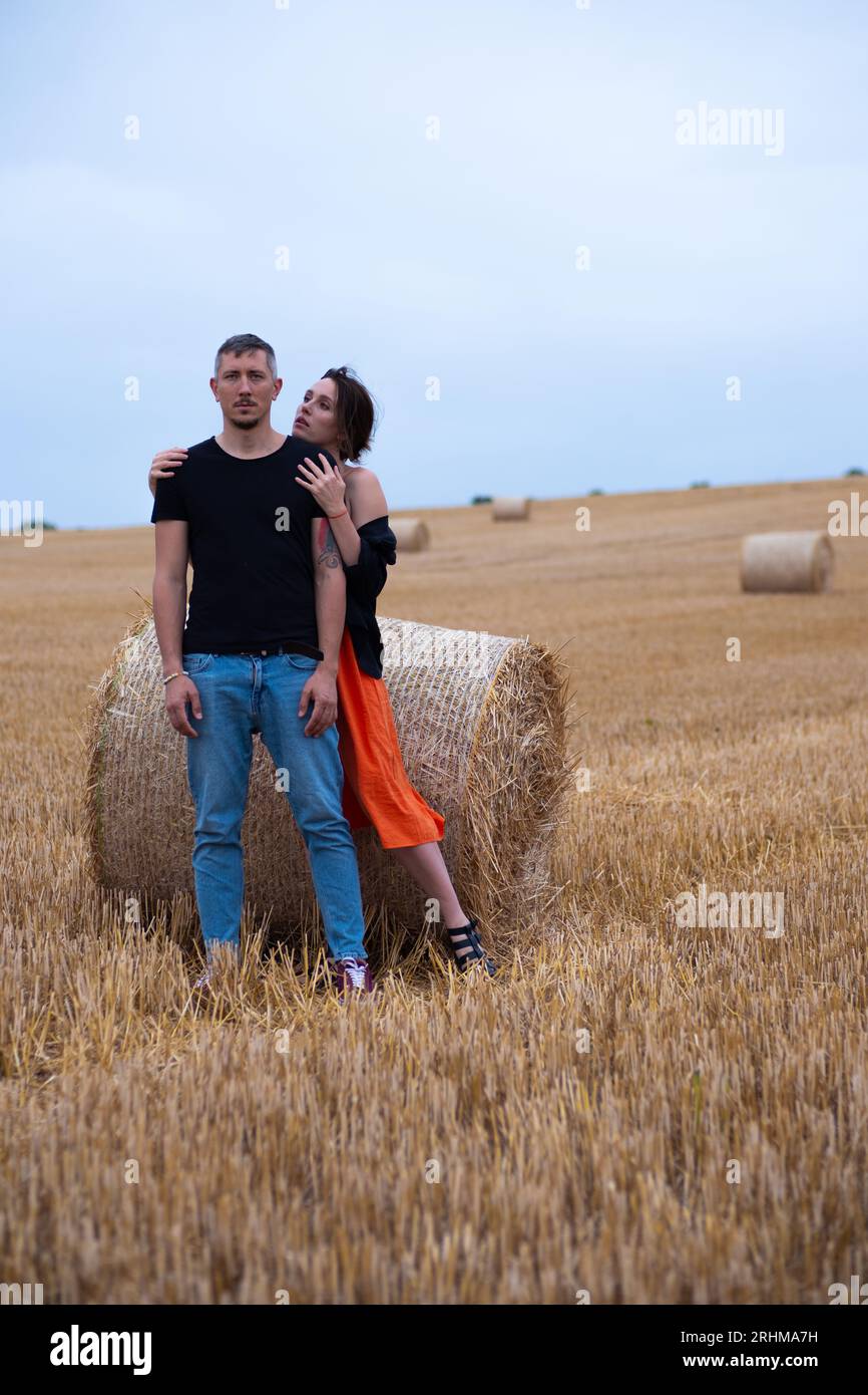Couple hugs in nature hi-res stock photography and images - Alamy