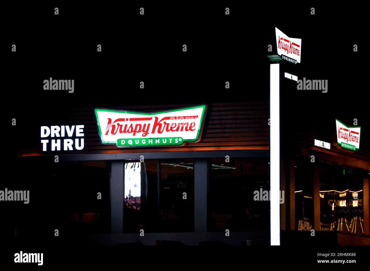 Krispy creme signage hi-res stock photography and images - Alamy