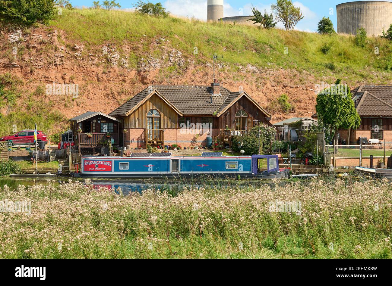 Riverside chalet and boat on the River Soar, Nottinghamshire, UK Stock ...