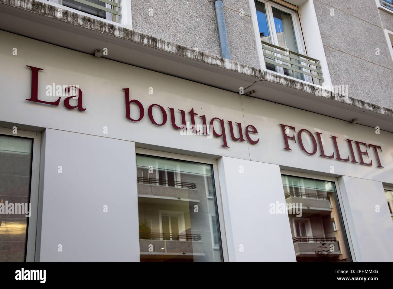 Chambery , Aquitaine France - 08 08 2023 : cafe folliet text facade ...
