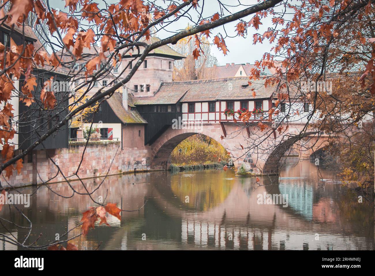 Nuremberg Altstadt landmark. Medieval houses and Henkersteg bridge over ...