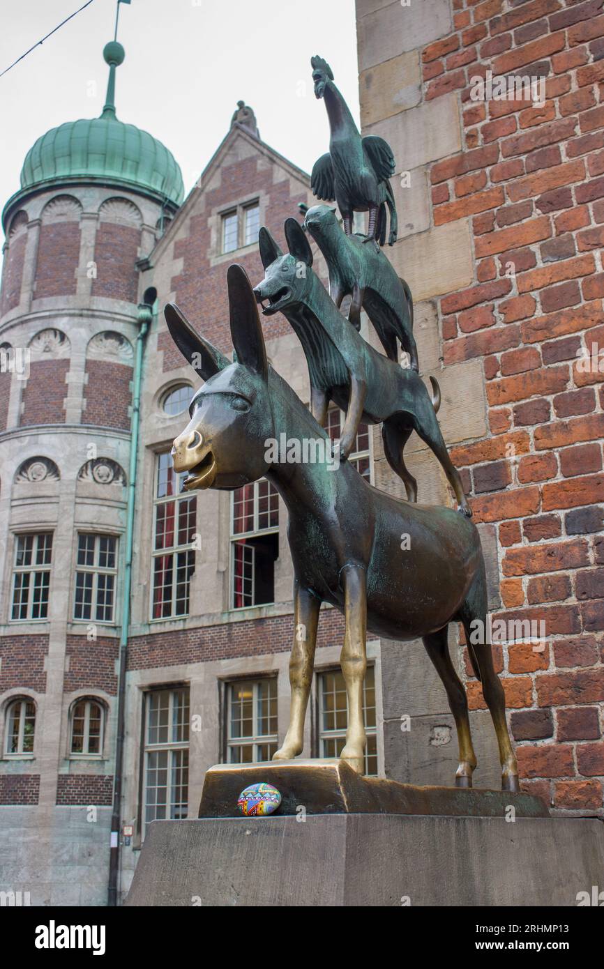 Famous sculpture of Bremen musicians on Am-Markt. Bronze monument of ...
