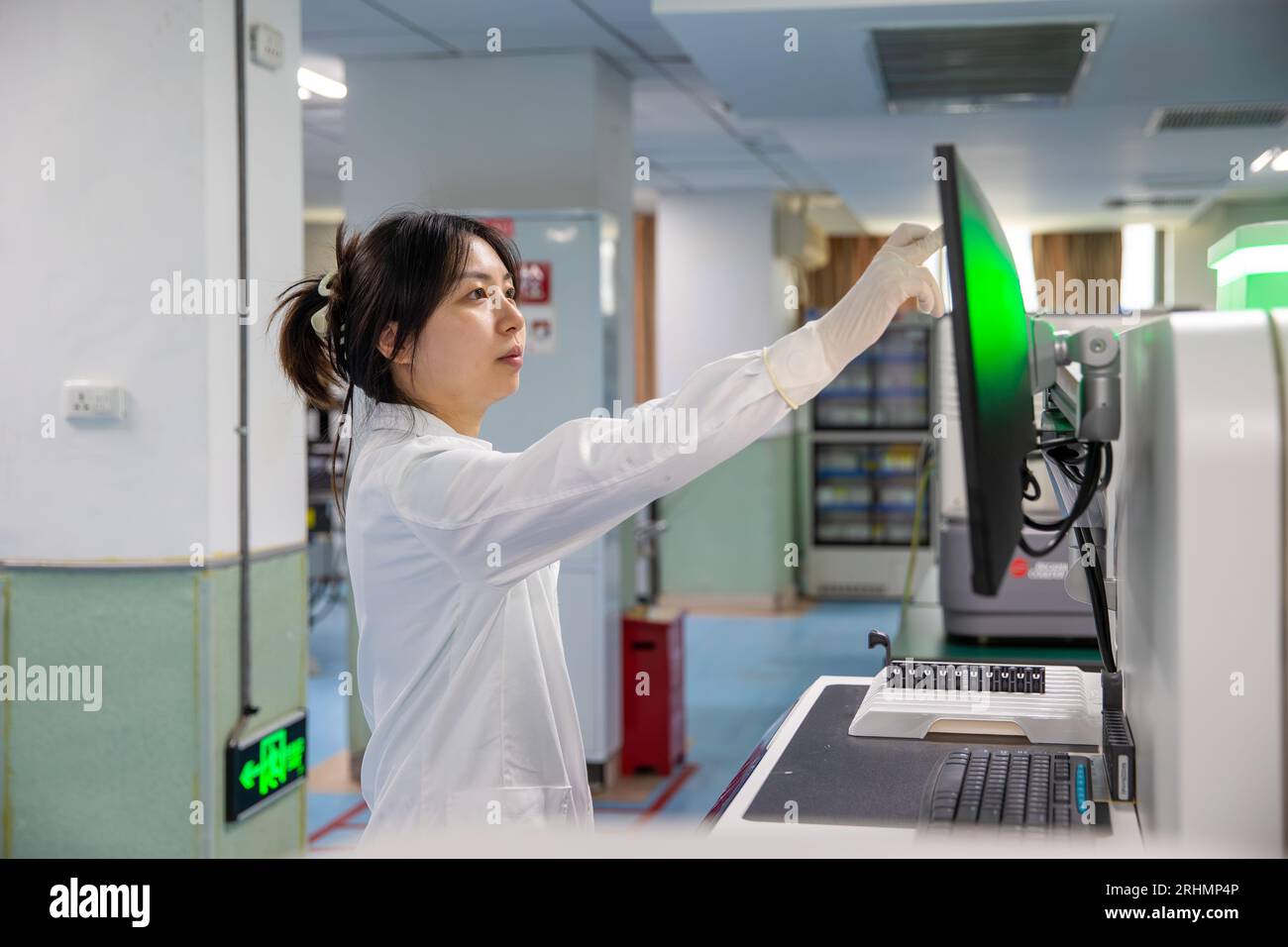 Laboratory doctor Li Qiujin conducts specimen testing in Chongqing ...